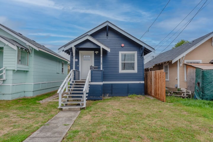 Charming Modern Cottage, Downtown @Pinpointstays - Coos Bay, OR