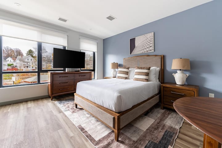 Landing | Spectacular Studio, Pool, Gym - Groveland, MA