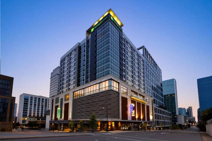 No Pet Fee + Downtown Location And Pool - Nashville, TN