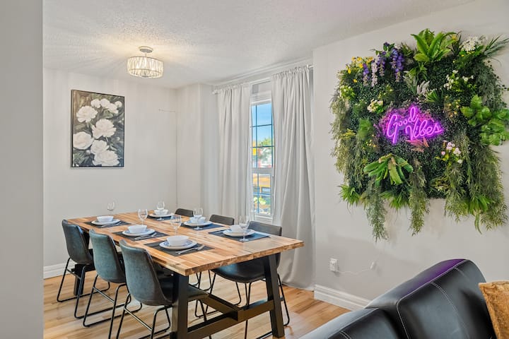 Game Frame | 2 Kitchens • 4 Min To Royal Alex + Dt - Alberta