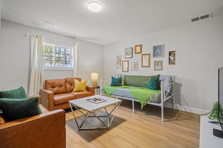 Game Frame | 2 Kitchens • 4 Min To Royal Alex + Dt - Edmonton