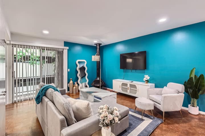 Artsy King Suite Getaway | Sleeps 4 | Pool, Prkg - Austin