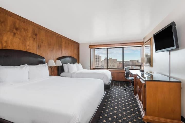 The Antlers | 2 Queen Beds | Central Location - Colorado Springs, CO