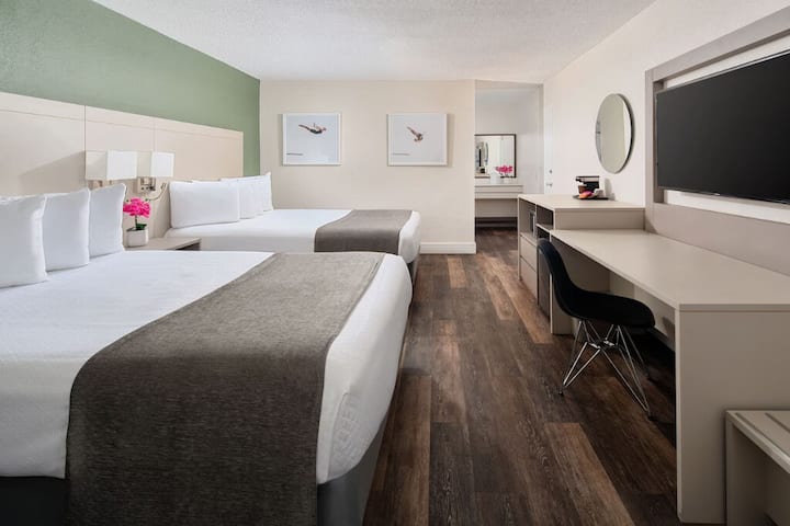 Wyndham I-drive Avanti | Tower Room | Pool - Orlando, FL