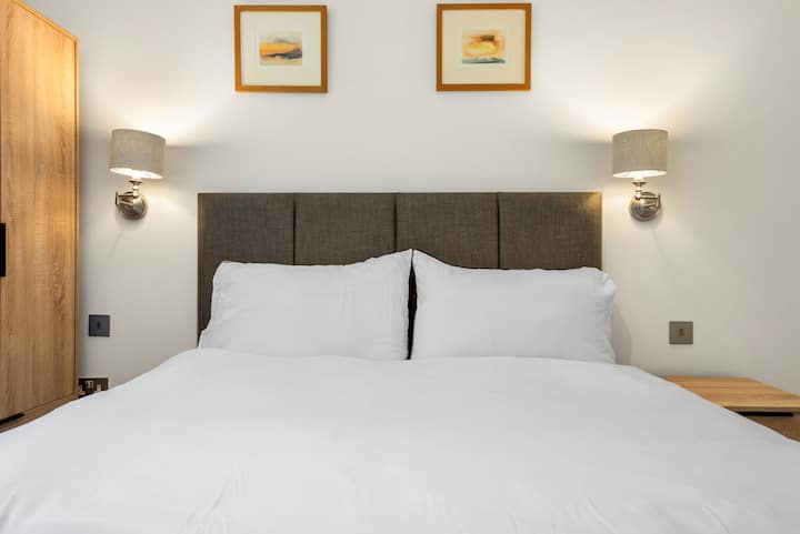 Spacious 3br Flat In Stroud Haven - イギリス ストラウド