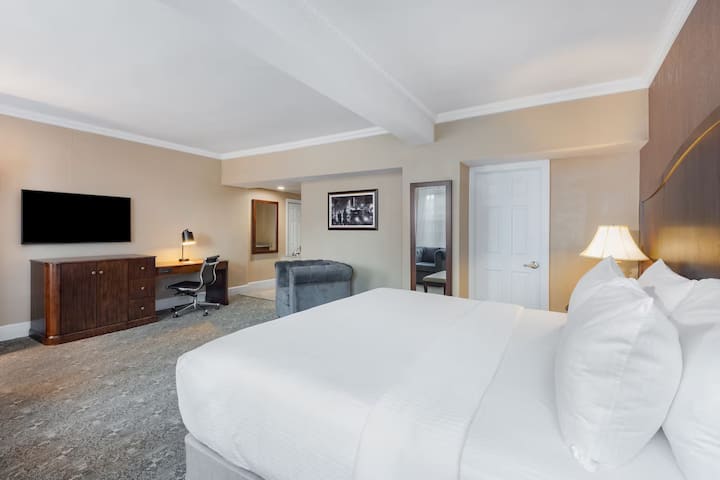 1 King Room | Americus Hotel | Central Location - Allentown, PA