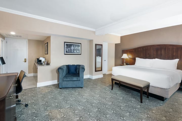 1 King Deluxe | Americus Hotel | Walk To Museums - Allentown, PA