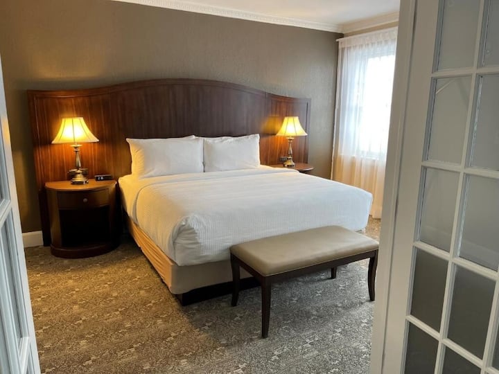 1 King Deluxe | Americus Hotel | Walk To Museums - Allentown, PA