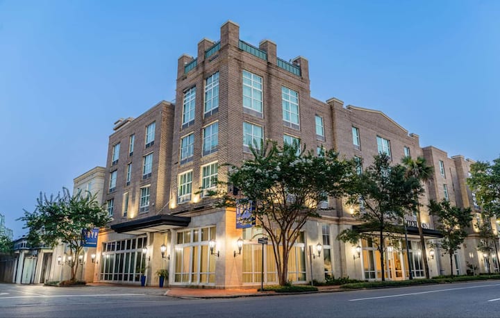 Tryp Savannah | 1 King Bed | Walk To Riverfront - Savannah