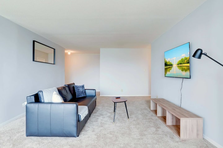 Prime Arlington Apt – Walk To Crystal City Metro - Arlington, VA