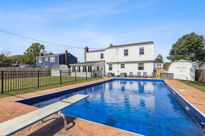 Ultimate Group Escape | Heated Pool 12 Guests - Brunswick, OH