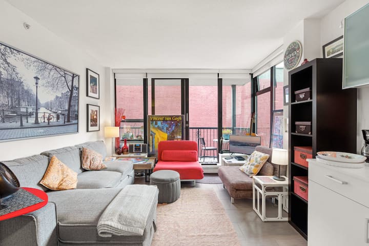 Gastown Modern 1br | Balcony, Gym & Rooftop Access - Vancouver