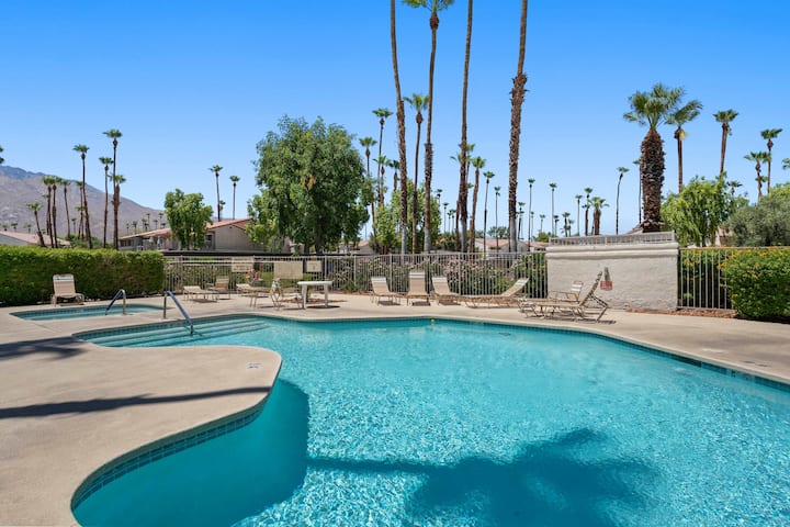 Palm Springs Condo With Pool & Mt Views Sleeps 4 - Palm Springs, CA