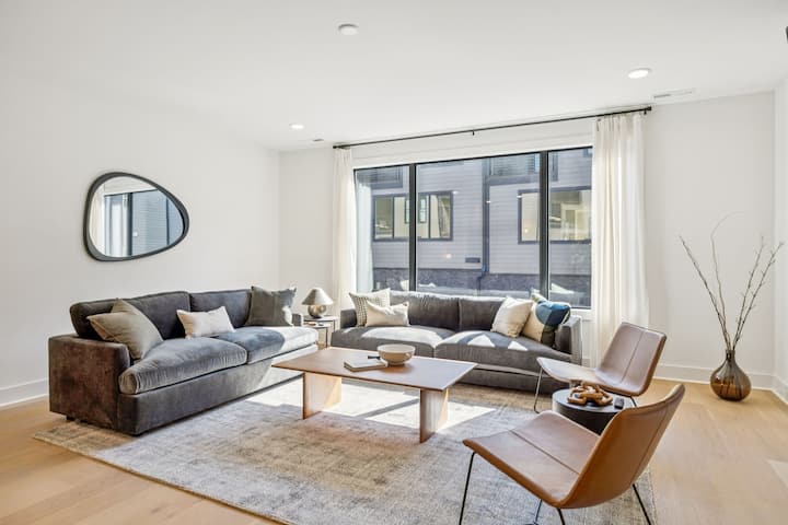 Luxury Retreat With Exclusive Rooftop Hot Tub - Nashville, TN