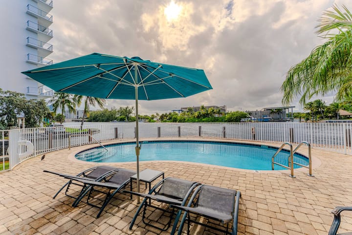 Intracoastal Retreat | Heated Pool | Walk To Beach - Pompano Beach, FL