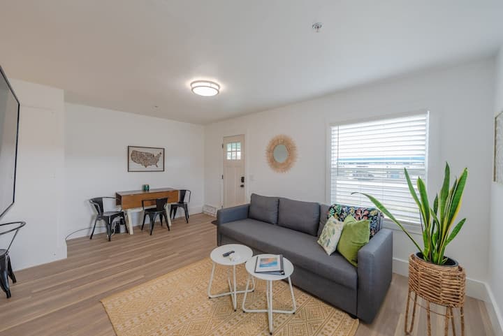Charming Modern Cottage, Downtown @Pinpointstays - Coos Bay, OR