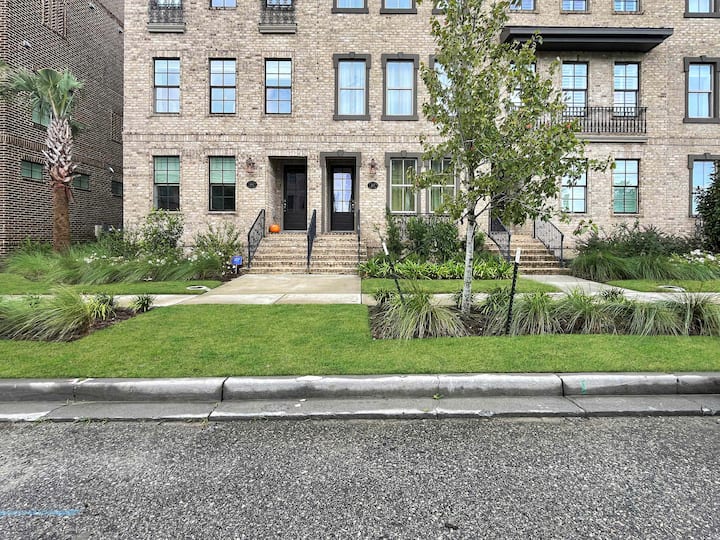 Savannah Riverfront Retreat - Savannah, GA