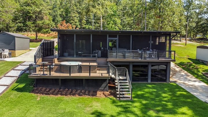 Urban-style Lakefront Bungalow On Sunset Cove - Lake Secession, SC