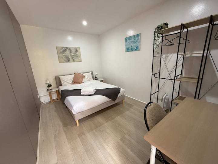 Simple & Homely Queen Bed Room - Pymble - Dural