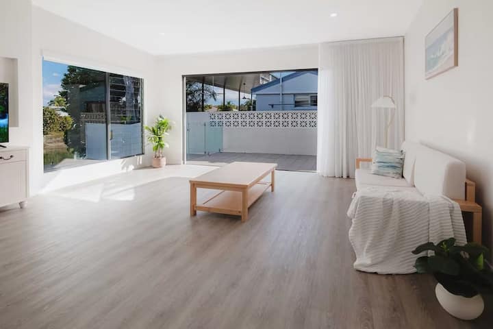 Stunning Waterfront Paradise: 4 Br Home With Pool - Surfers Paradise