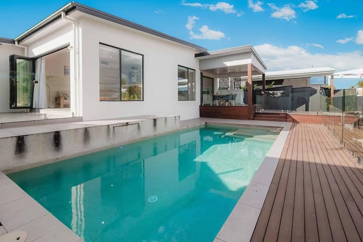 Stunning Waterfront Paradise: 4 Br Home With Pool - Surfers Paradise