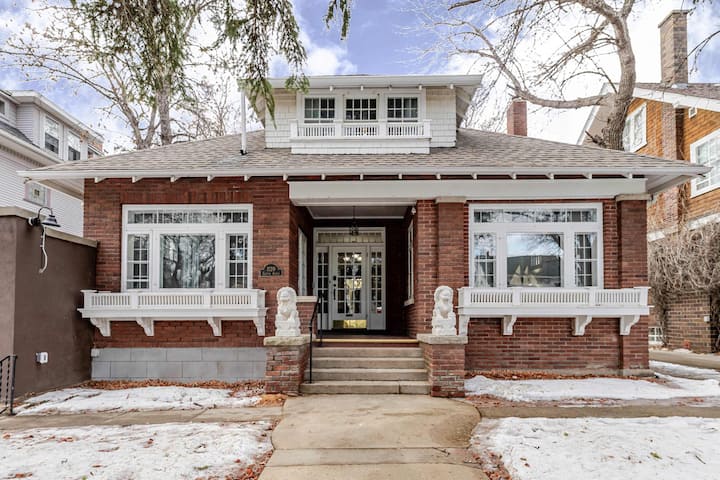 Heritage Home | 5br -Fireplace, Sauna & Movie Room - Moose Jaw