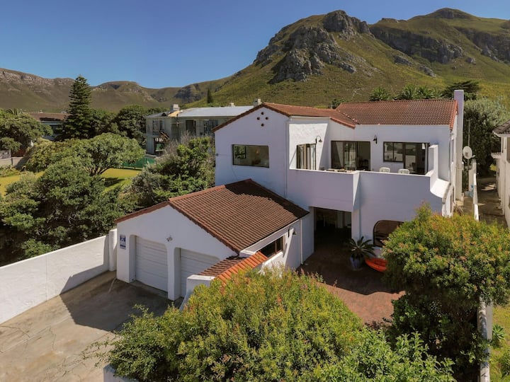 142 On 10th | Family Holiday Home | Pool | Pets - Hermanus