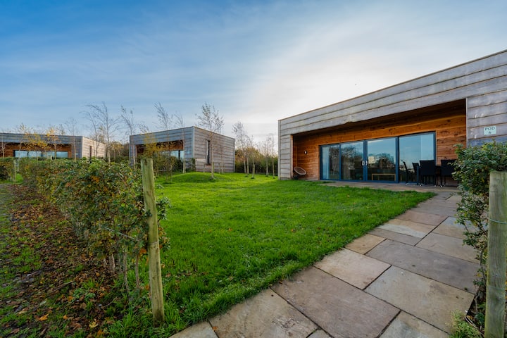 Comfortable 3-bed Studio Cabin For Work Or Leisure - Ashbourne