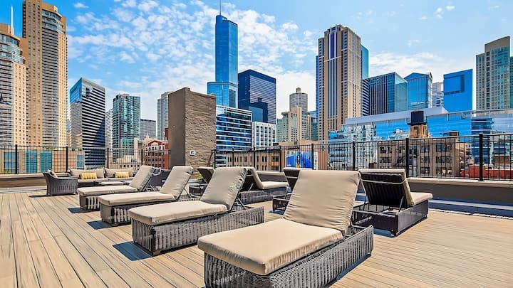 A Quick Drive To Navy Pier! Pool, Parking Onsite! - Chicago, IL