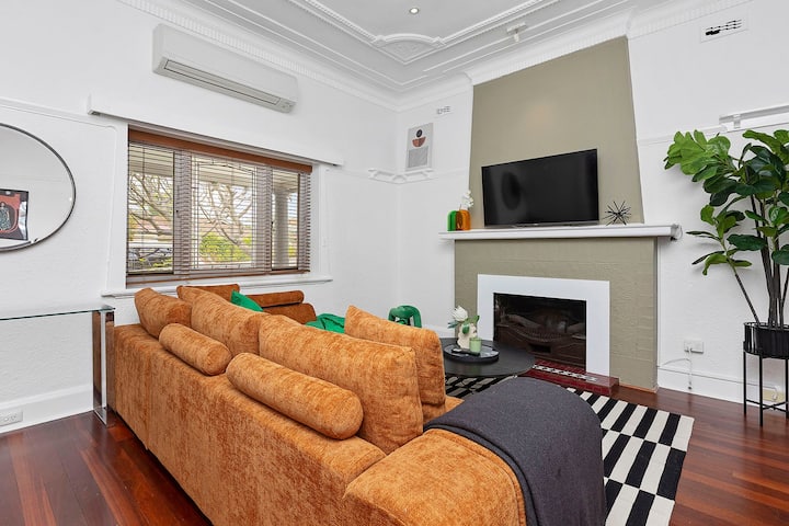 Vibrant Urban Retreat – Chic Lounge & Garden Deck - 