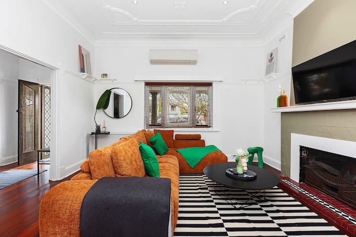 Vibrant Urban Retreat – Chic Lounge & Garden Deck - 