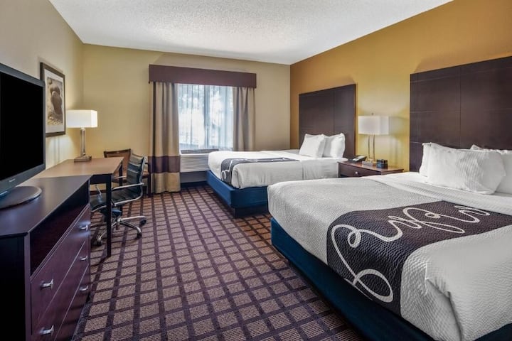 2 Queens | La Quinta Bonita | Lakefront View - Bonita Springs, FL