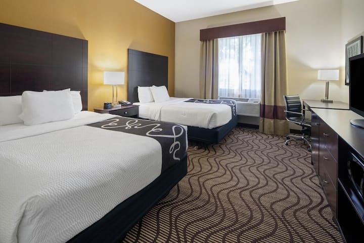 2 Queens | La Quinta Bonita | Free Breakfast - Bonita Springs, FL