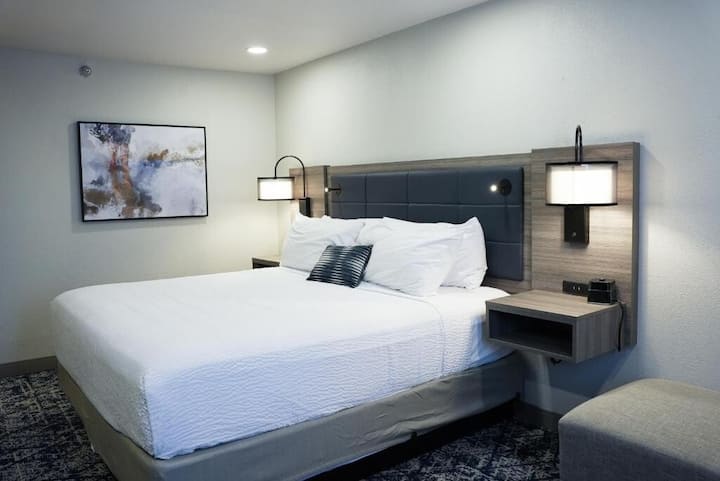 1 King Bed | Wyndham Dfw | Dallas Stopover - Irving, TX