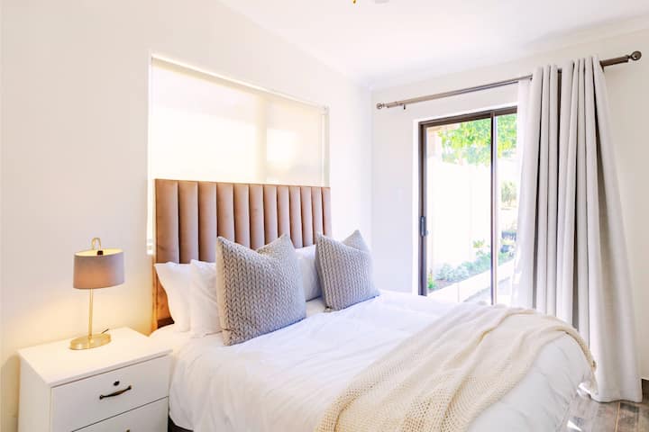 Frantoio Flatlet | Vineyard Views & Modern Comfort - Somerset West