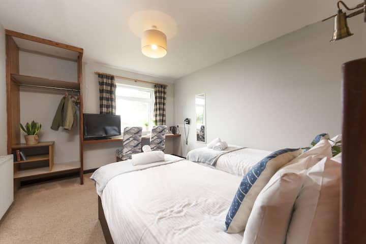 Tolgus @ Tricky's Inn - Dog Friendly Twin Room - Redruth