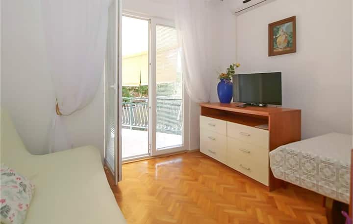 1 Bedroom Awesome Apartment In Gradac - Drvenik