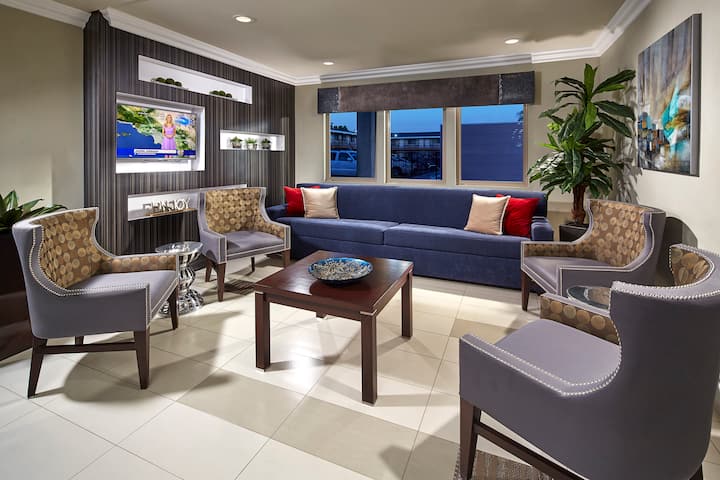 3 Affordable Units Near Disney With Onsite Pool - Anaheim, CA