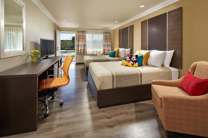 3 Affordable Units Near Disney With Onsite Pool - Anaheim, CA