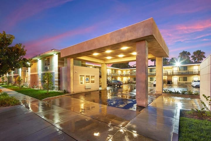 4 Budget Units  Walk To Disneyland & Attractions! - Anaheim, CA
