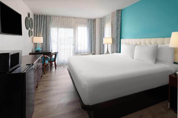 King Bed | Hojo Ocean City | Near The Boardwalk - Ocean City, MD