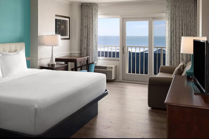 Hojo Ocean City | King Room | Heated Indoor Pool - Ocean City, MD