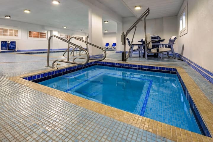 Hojo Ocean City | King Room | Heated Indoor Pool - Ocean City, MD