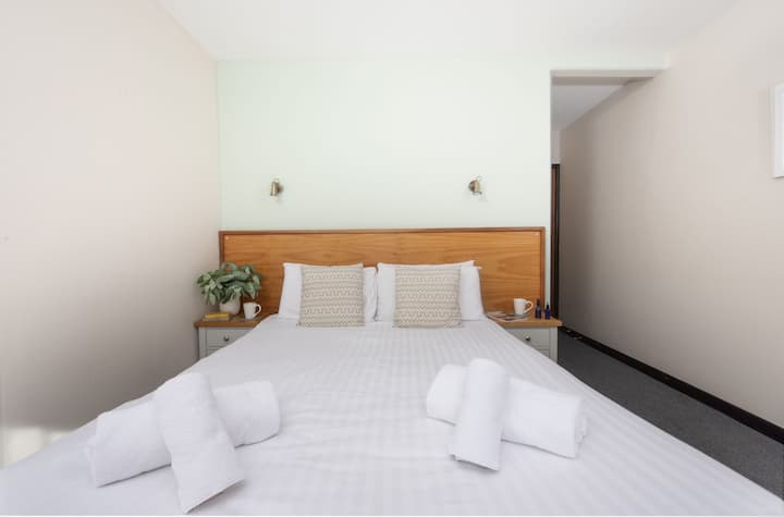 Tolgus @ Tricky's Inn - King Room - Free Parking - Redruth