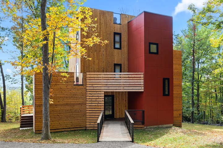Keuka Lookout: Modern Home Above Keuka Lake - Penn Yan, NY