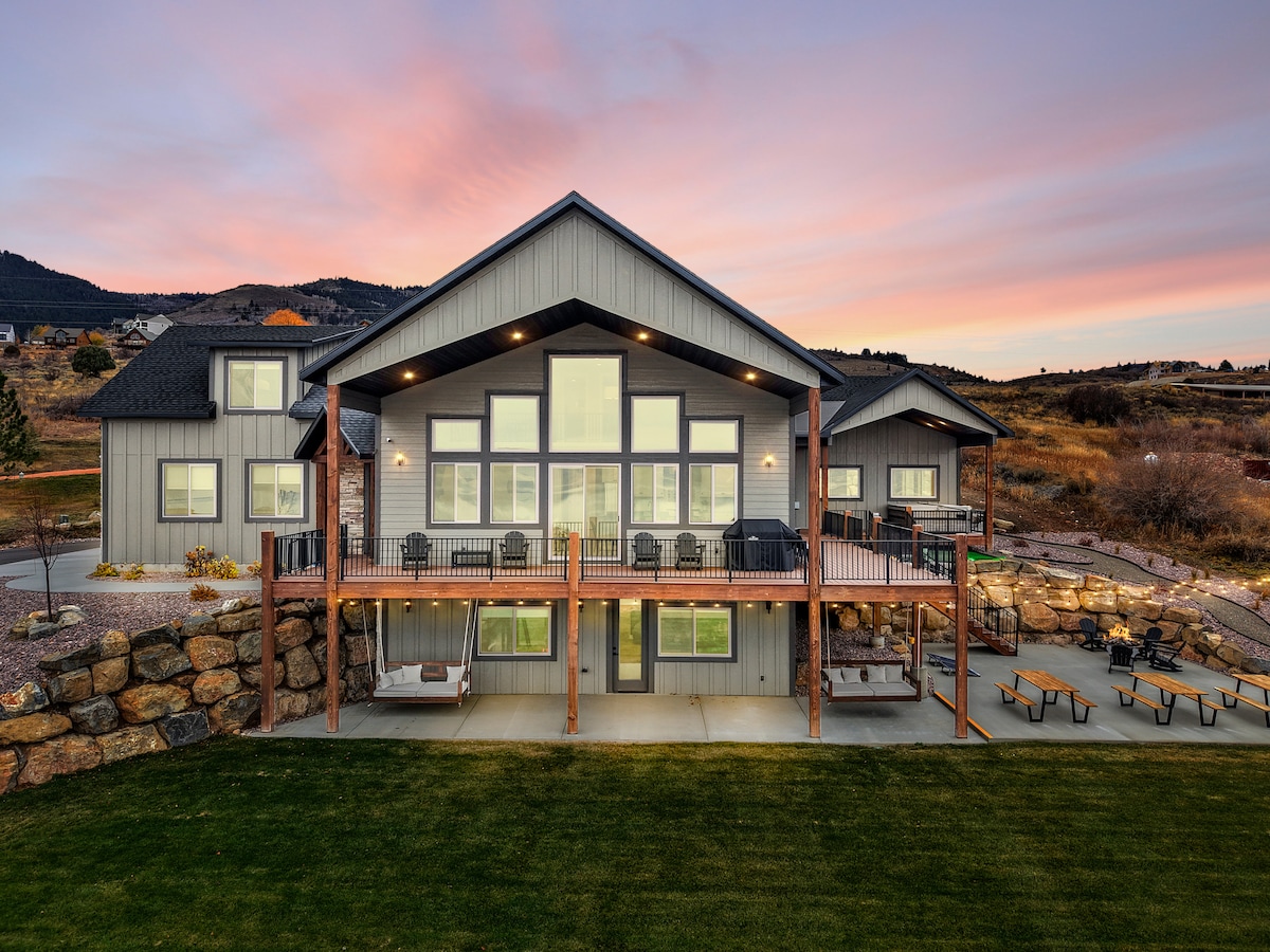 Smokey Bear Lodge Pool Theater Court con capacidad para 40 personas ...