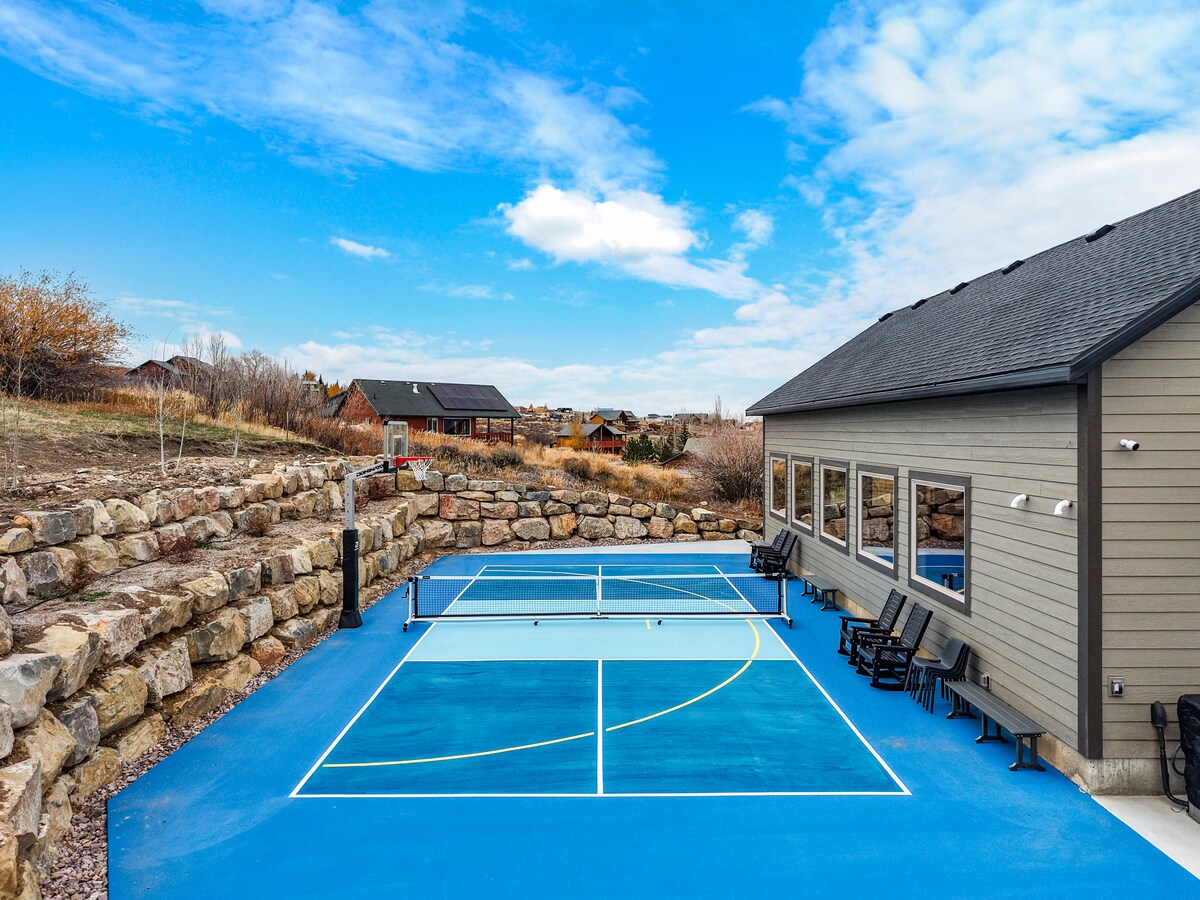 Smokey Bear Lodge Pool Theater Court con capacidad para 40 personas ...