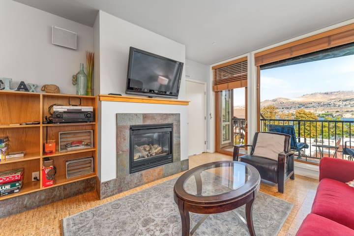 Sunny Shores - Indoor Pool And Hot Tub! - Chelan, WA