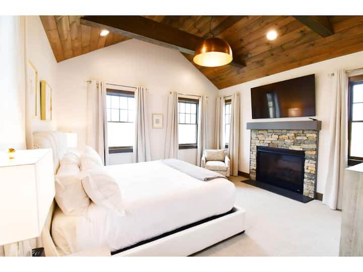 Luxurious Cabin In Picturesque Woodlands | Luxe - Exeter, RI