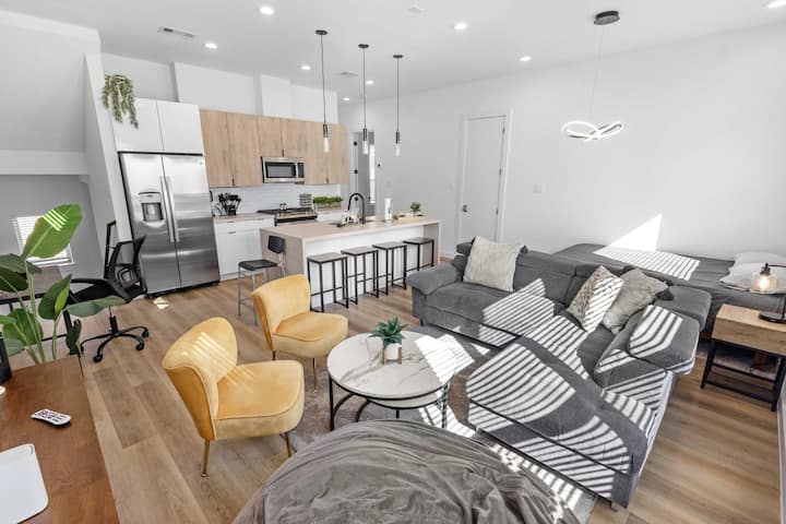 Spacious 3br+crib | Sleeps 8 | Garage +Gym Access - Houston, TX